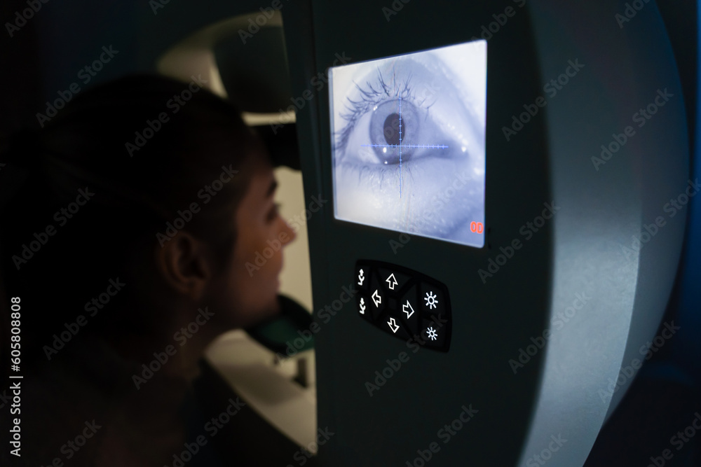 Foto de Perimetry eyes test for early sign of glaucoma of woman patient ...