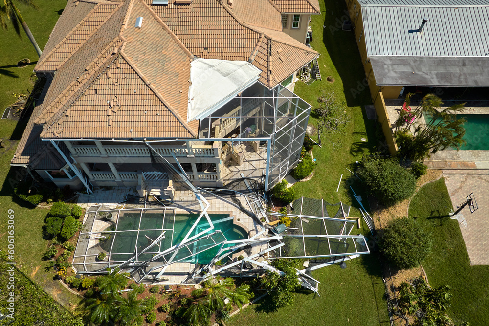 Foto de Hurricane Ian destroyed swimming pool lanai enclosure on house ...