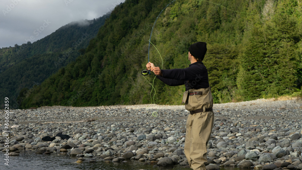 pescando truchas en el rio puelo de la patagonia chilena Stock Photo ...