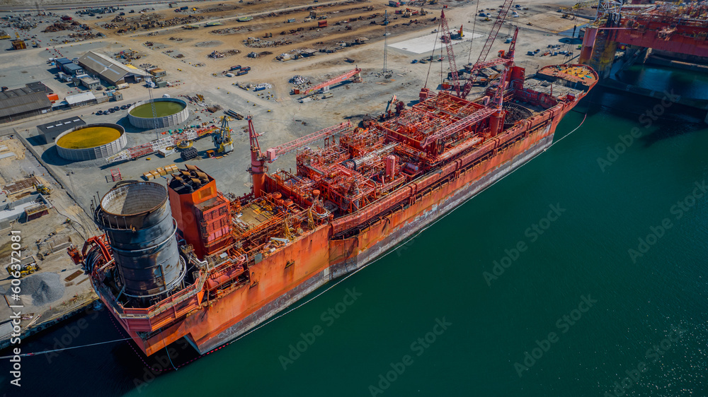 Tanker and oil rig in port for maintenance work. Oil tanker und ...