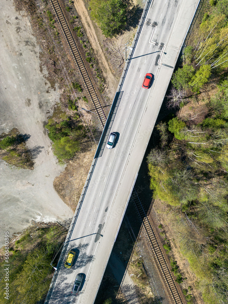 Foto de Aerial top down view of railroad and highway crossing ...