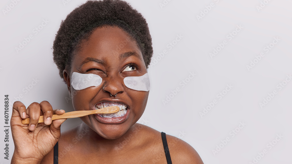 Foto de Dark skinned woman brushes her teeth with toothbrush ...