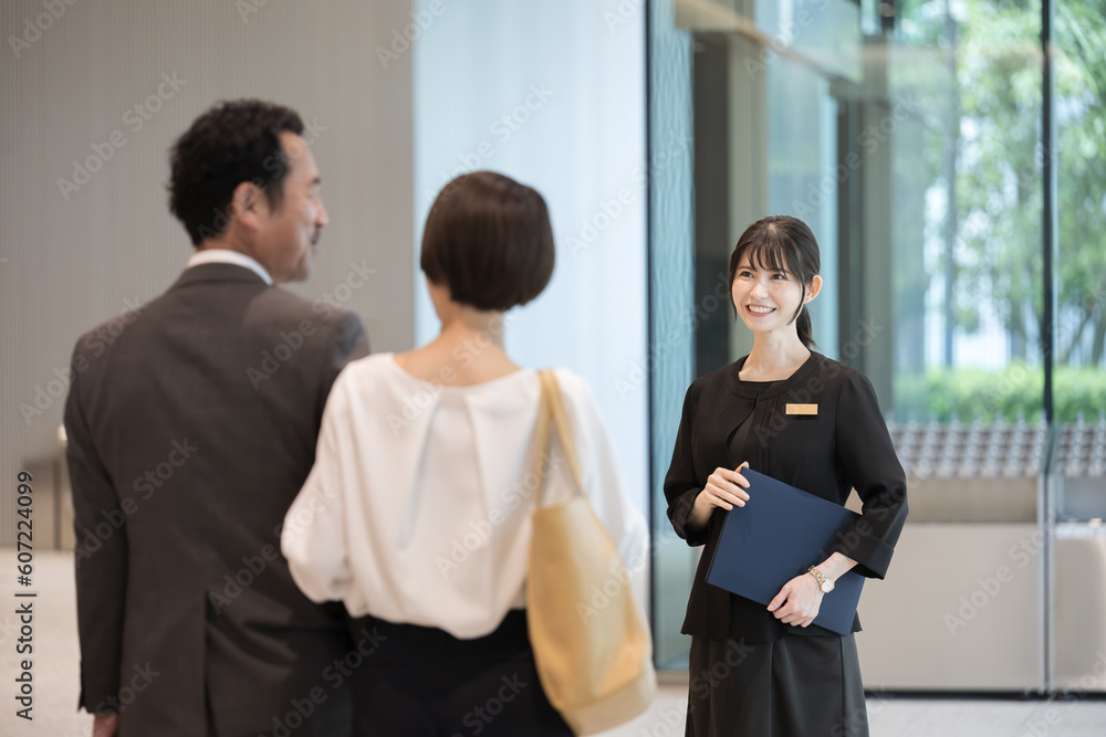 Image of a woman in the hospitality industry who guides people at ...
