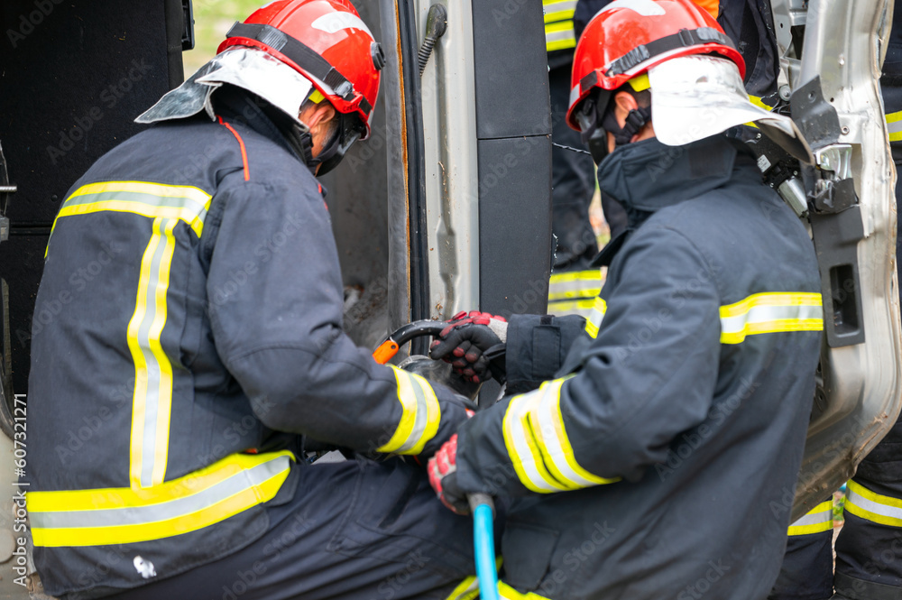 Fotografia do Stock: Firefighters using hydraulic tools during a rescue ...