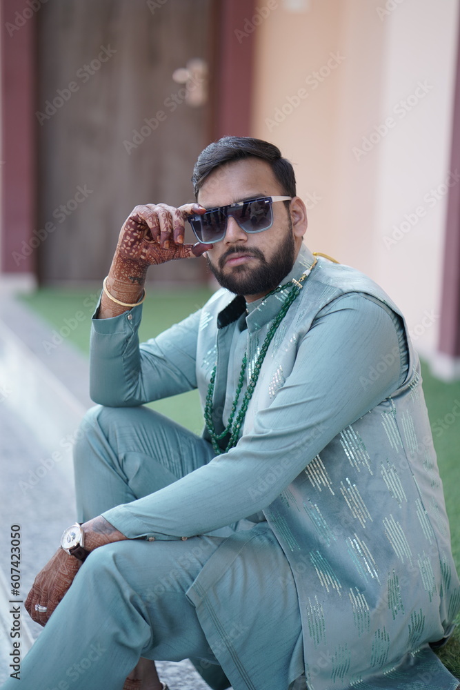 Foto de Indian Groom Attire. Wedding Sherwani. Sherwani and mojadi ...
