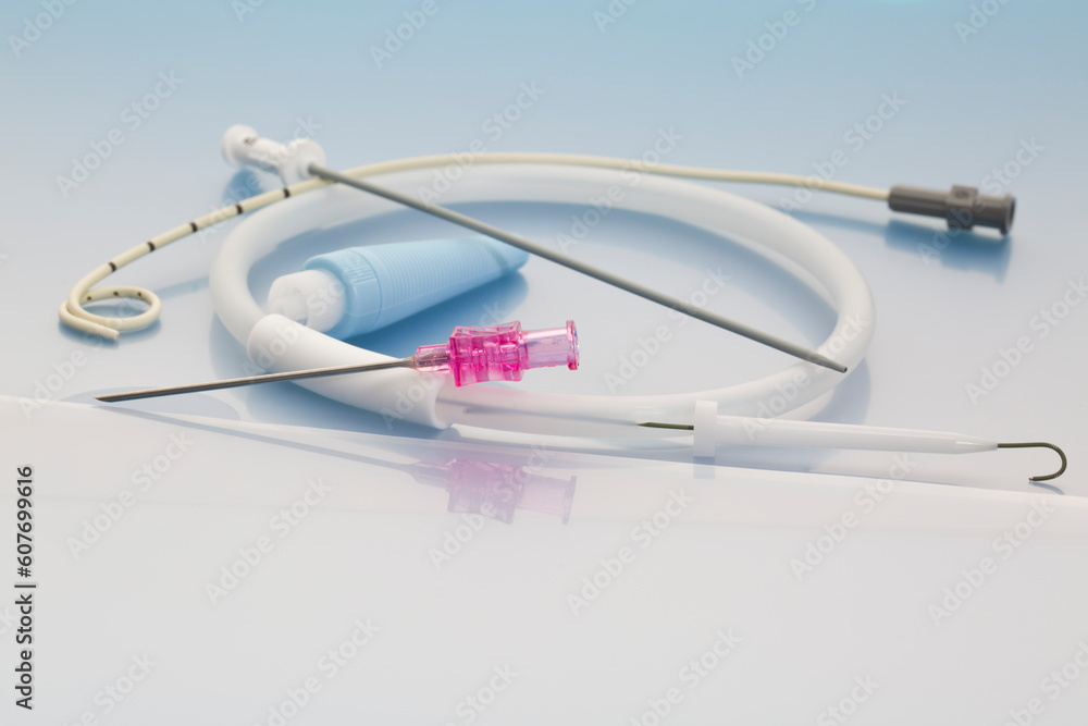 Percutaneous entry needle as part of pleural drainage kit for ...