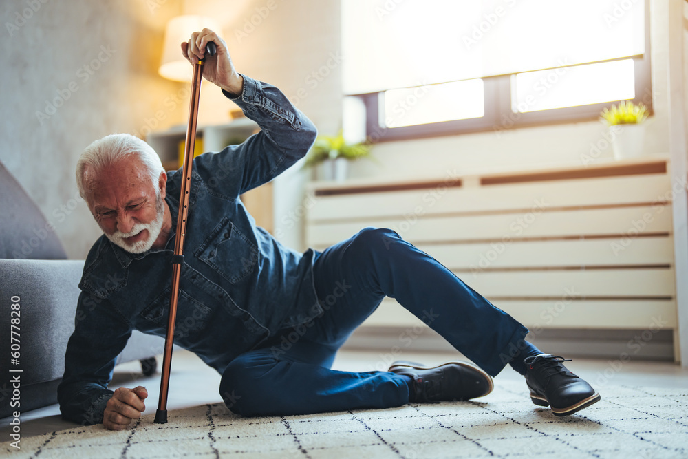 Foto de Sick senior old man falling down lying on the ground because ...
