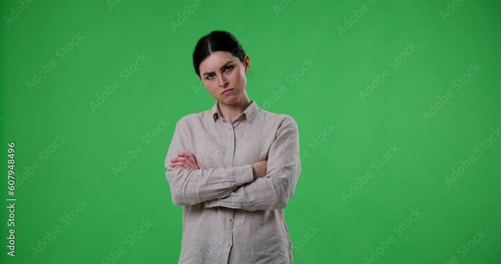 Vidéo Stock Aggressive and furious woman is standing on a green screen ...