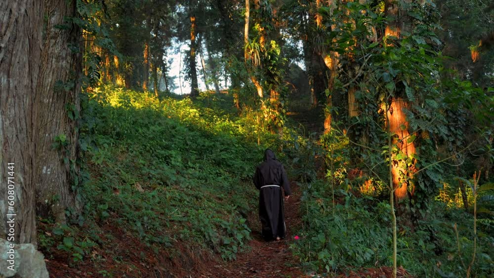 Vídeo do Stock: monje Fraile franciscano religioso católico meditando ...