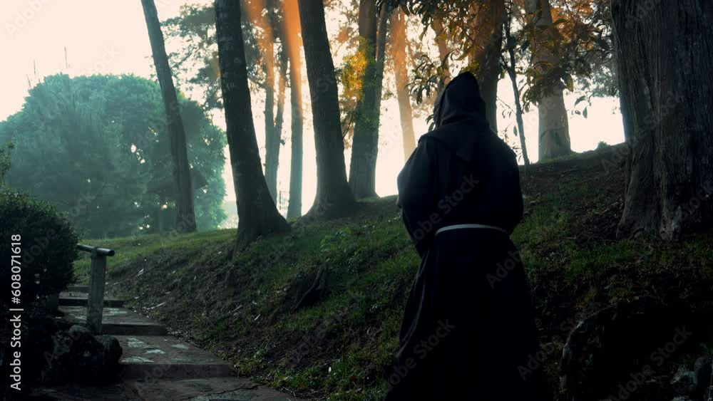 Monje fraile franciscano religioso católico, cristiano meditando o ...