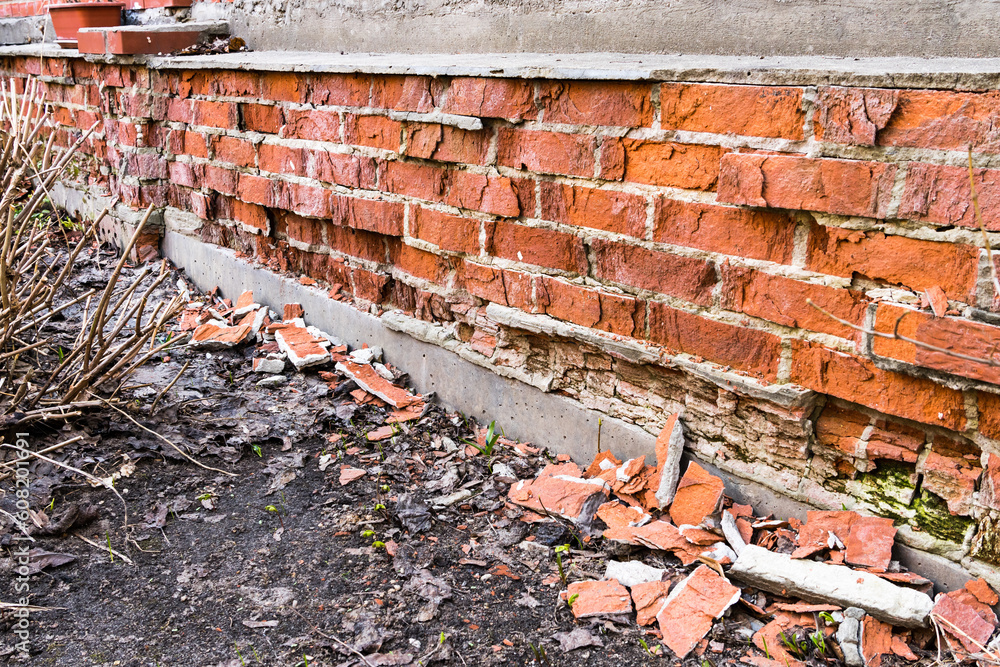 Brick wall failure due to low quality construction material Stock Photo | Adobe Stock