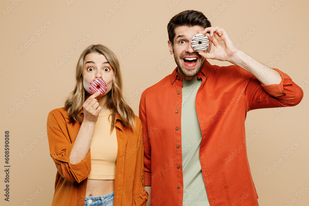 Young shocked surprised couple two friends family man woman wear casual ...