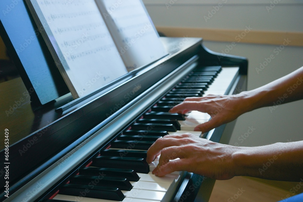 Alumna o profesora de piano tocando el instrumento donde se aprecia la ...