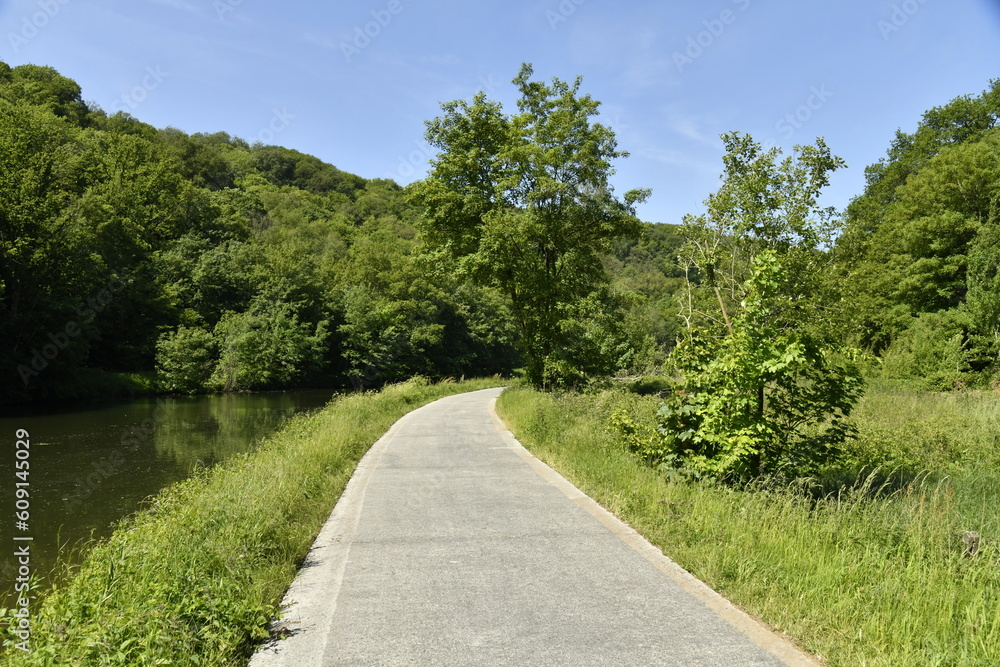 Le chemin de halage en béton le long de la Sambre dans un paysage ...
