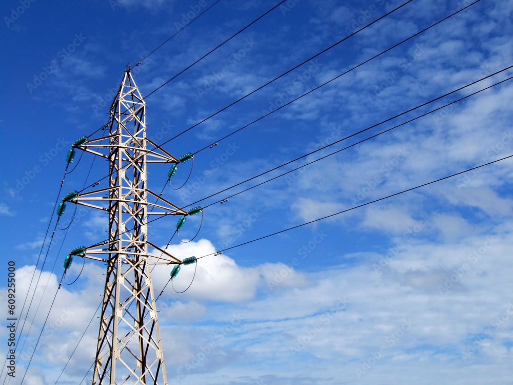 Foto de High tension powerline cables and supporting tower structure do ...