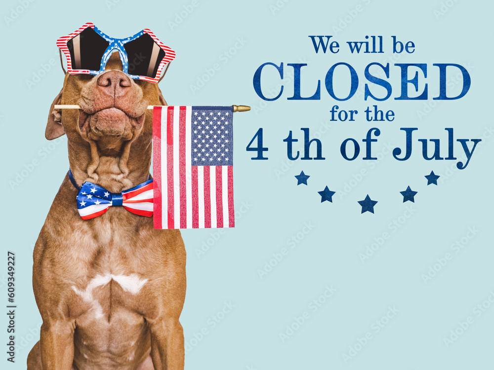 Foto de Signboard with the inscription We will be closed for the 4th of ...