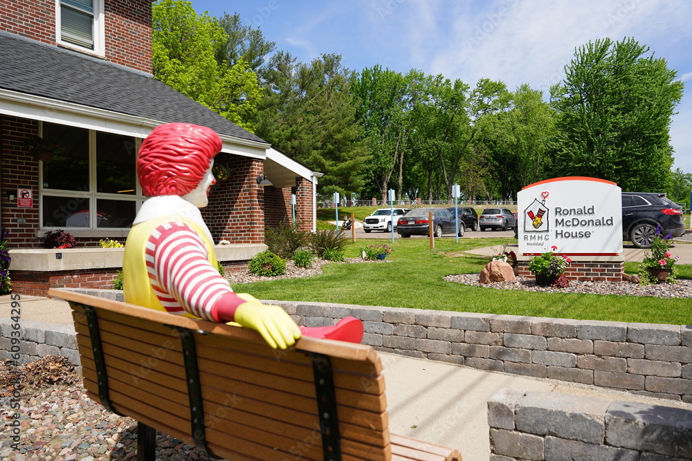 Foto de Ronald McDonald statue sitting at Ronald McDonald House ...