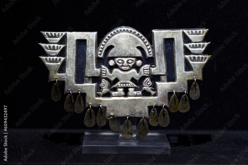 Foto de Lima, Peru, June 03 2023 : silver Chimu (Chimú) artifact (nose ...