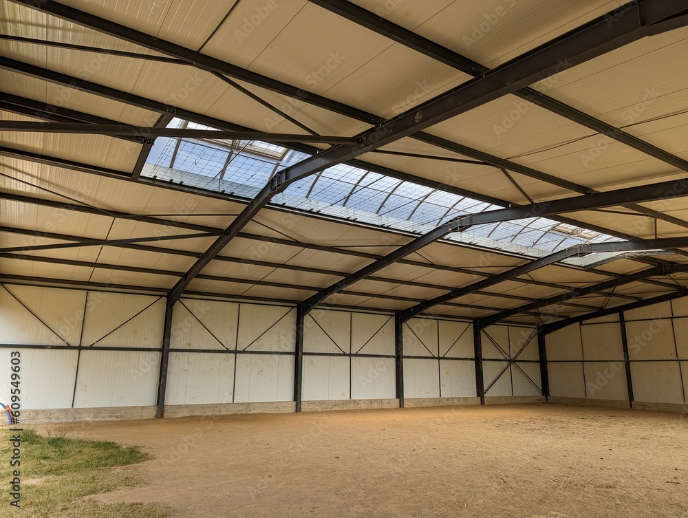 une grande halle. Un grand préau. hangar métallique. Grand garage ...