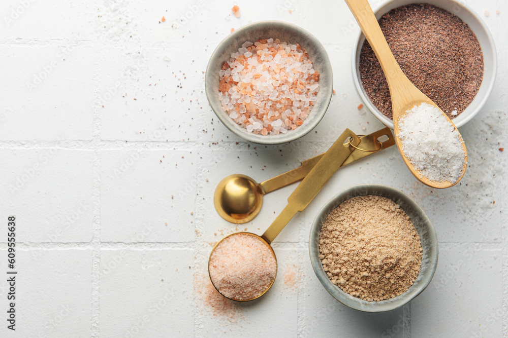 Foto de Assorted speciality salt, himalayan pink salt, italian black ...