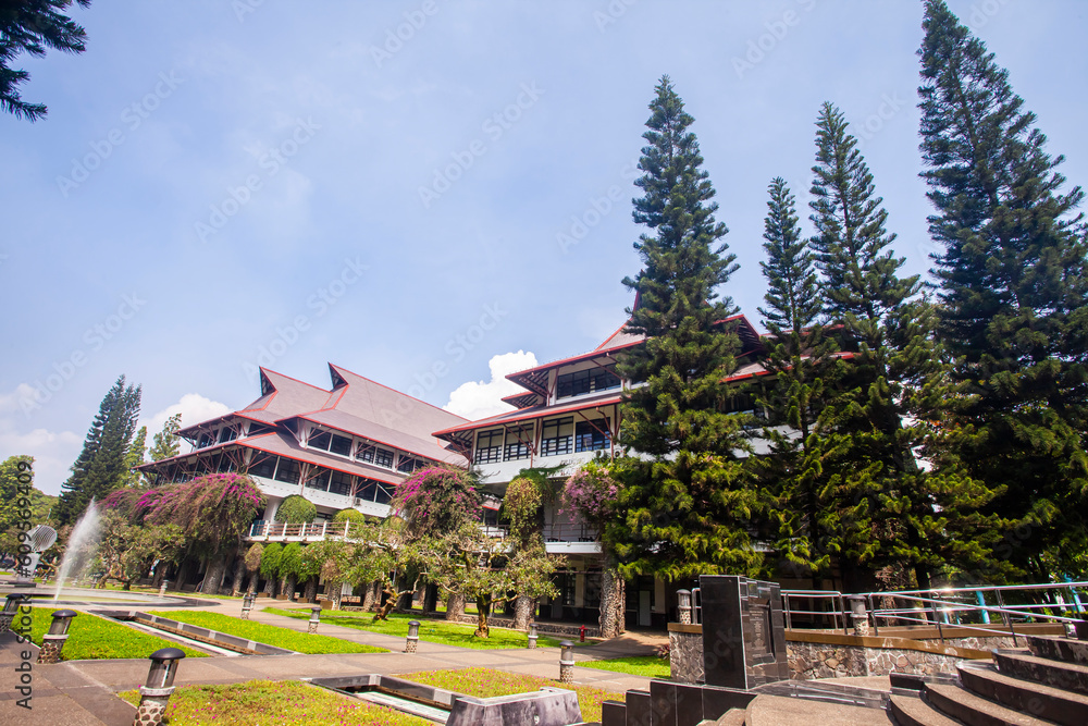 Foto de Bandung Institute of Technology (ITB) campus, one of the most ...