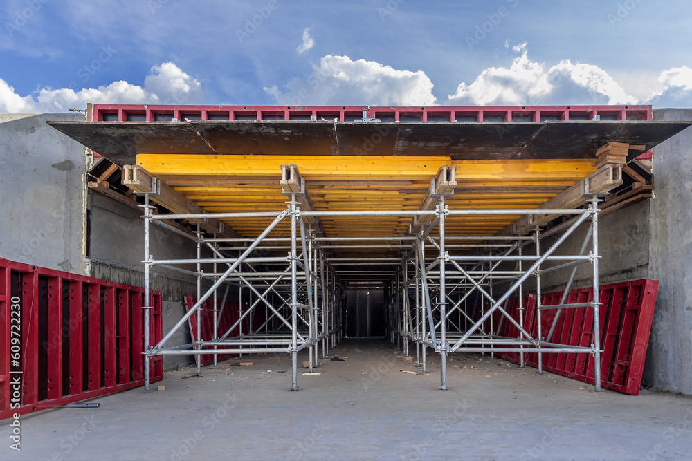 Monolithic structural elements and scaffolding at bridge construction ...