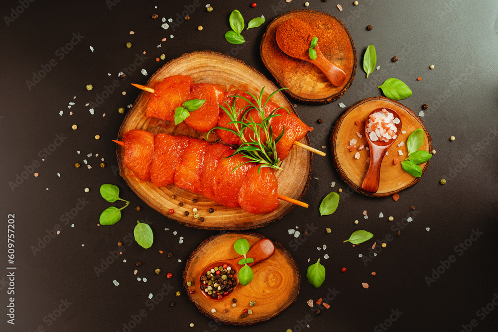 Fotka „Fresh raw marinated chicken fillet skewers with fresh herbs on a ...