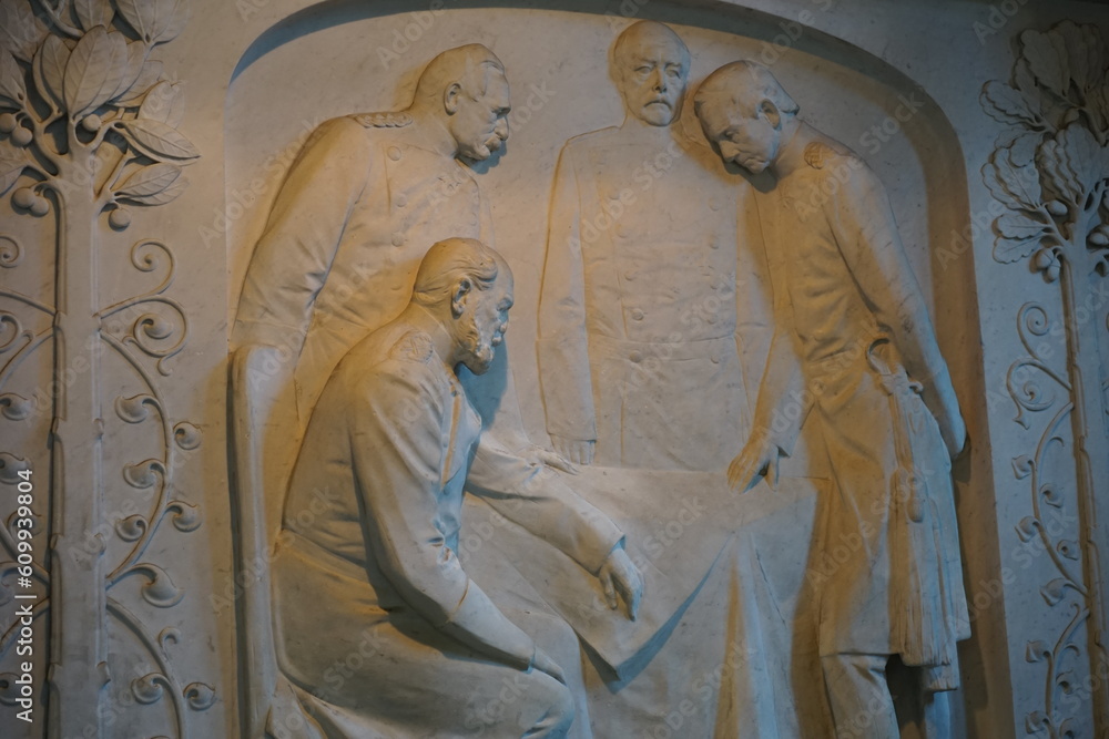 Relief mit Kaiser Wilhelm I., Bismarck, Moltke und Roon in der Kaiser ...