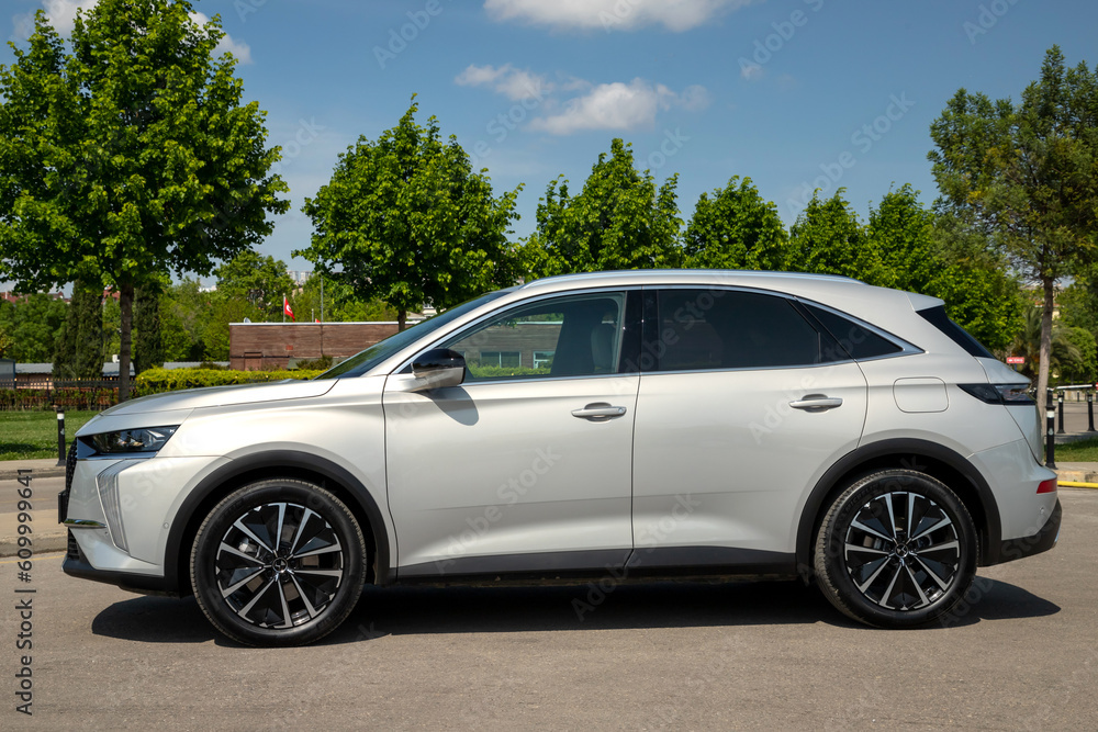 Foto de DS 7 E-Tense is a luxury hybrid electric vehicle produced by DS ...