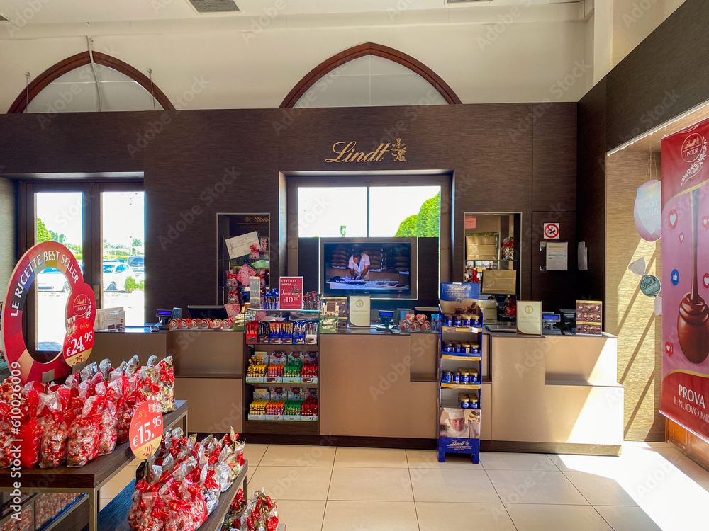Foto de Lindt chocolate shop and bar shop castle store in luxury ...