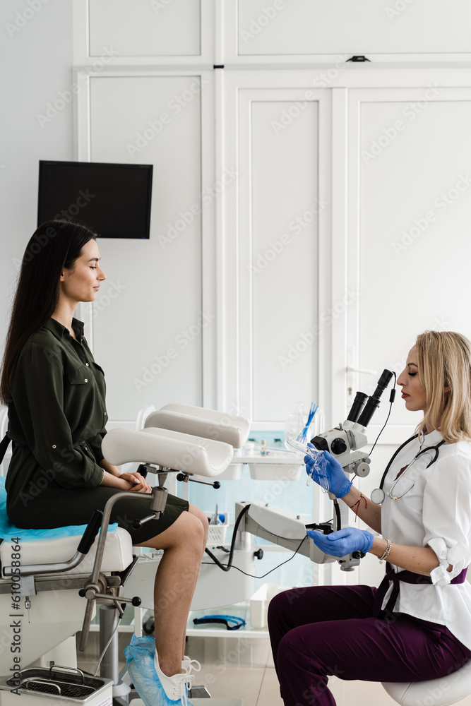 Foto de Gynecologist is holding speculum for colposcopy procedure to ...