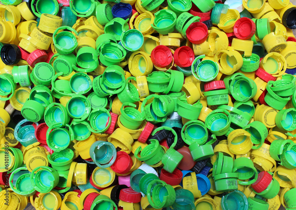 Tapaderas de refresco de plástico de diferentes colores en su mayoría ...