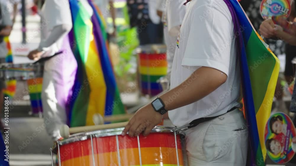 Vidéo Stock Musicians playing drums having fun and celebration in pride ...