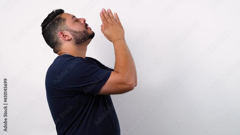 Vidéo Stock La Fuerza de la Oración: Un Hombre Suplicando en un Fondo ...