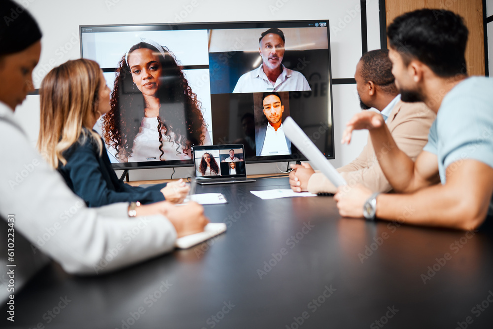 Foto de Video call, meeting and strategy with a business team in the ...