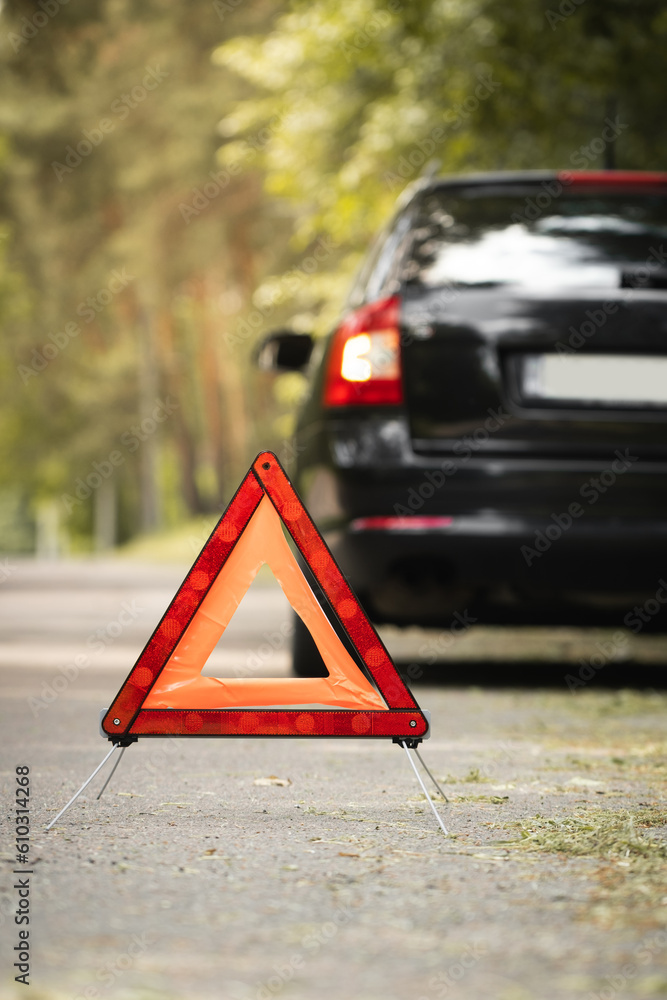 Foto Stock Red triangle, red emergency stop sign and black car with ...