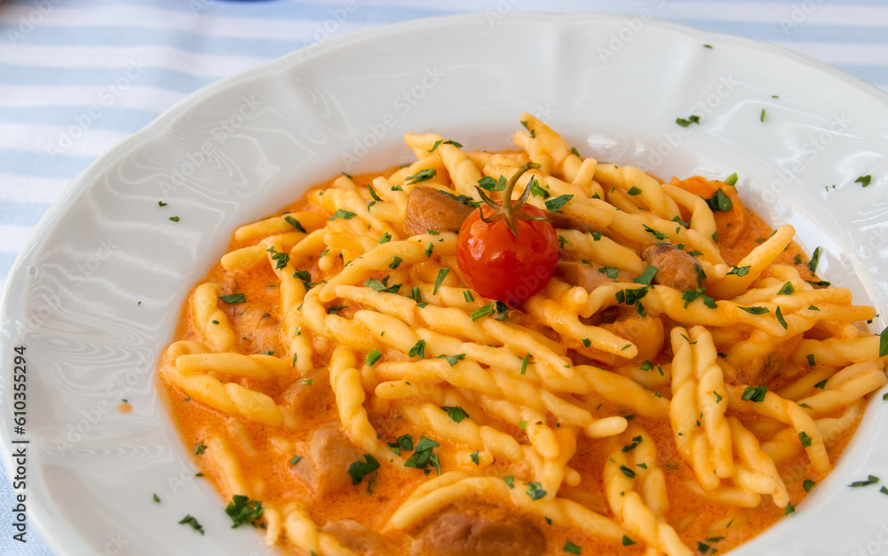 Plato de pasta trofie con gambas y setas en Polignano a Mare, Italia ...