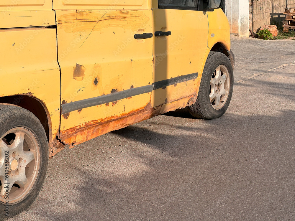Foto de Car that started rusting. European old car on the highway ...