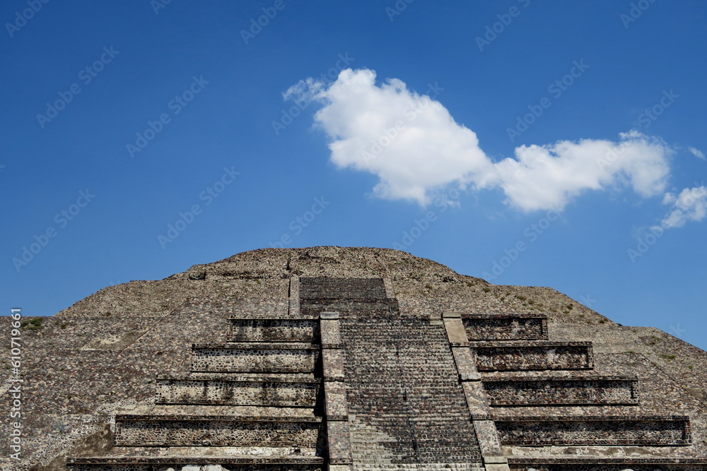 Pyramide du Soleil (Pirámide del Sol en espagnol; Tonatiuh itzacual en ...