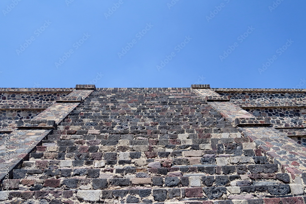 Pyramide du Soleil (Pirámide del Sol en espagnol; Tonatiuh itzacual en ...