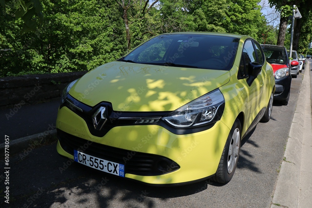 Voiture Renault Clio jaune 3 portes berline, ville de Charleville ...