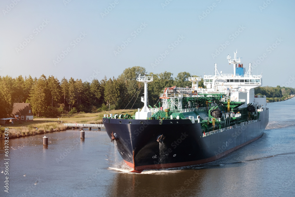 LNG bunkering vessel underway to her next client. LNG bunkering ship to ...