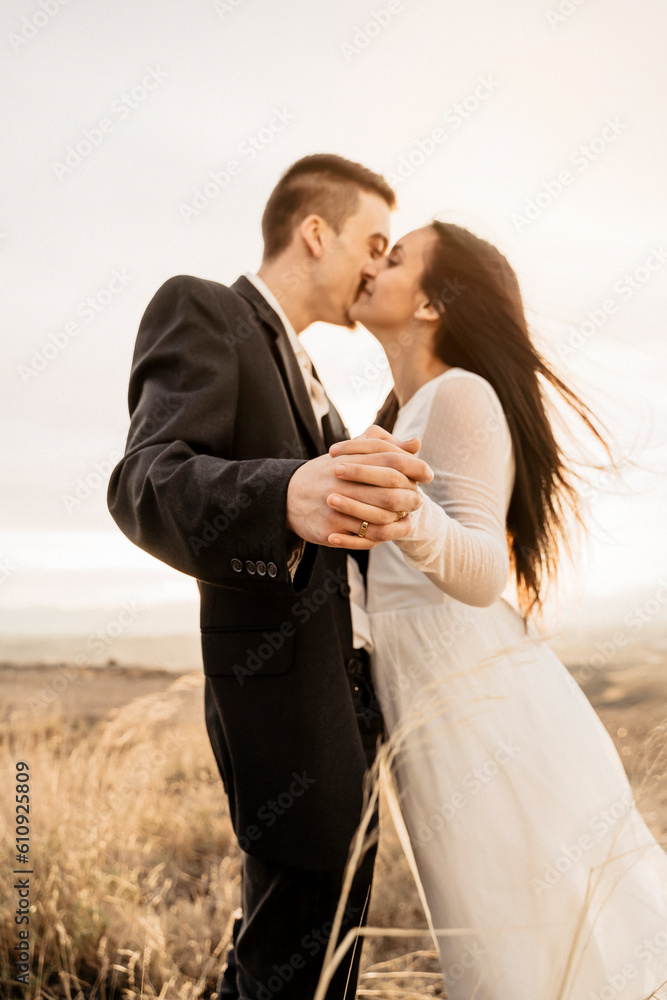 Pareja joven de novios recien casados celebrando su boda informal con ...