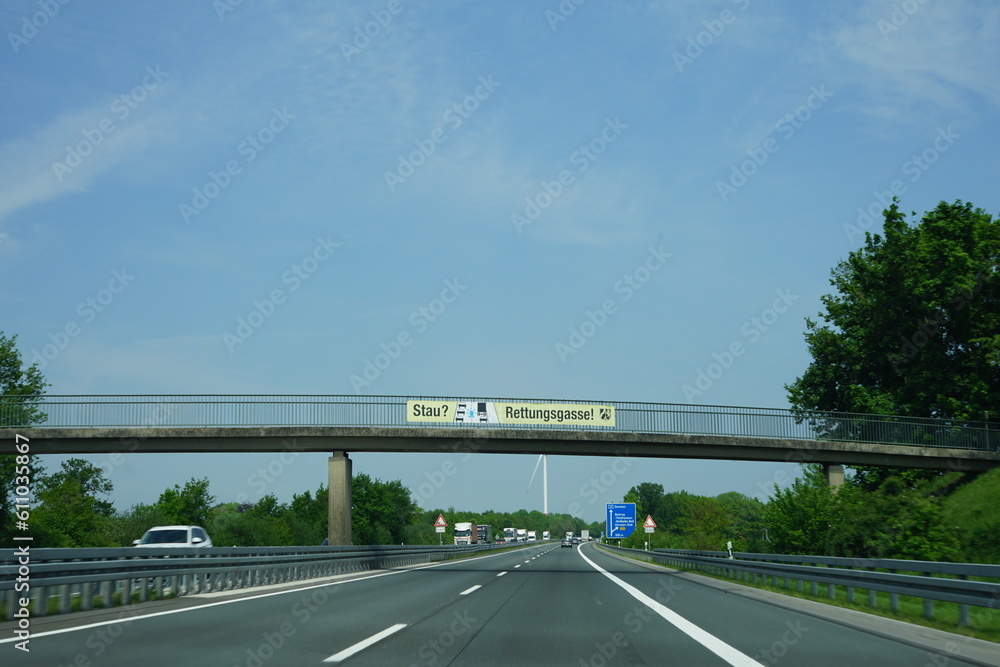 Hinweisschild über Autobahn A31 im Fall von Stau? Rettungsgasse! Stock ...
