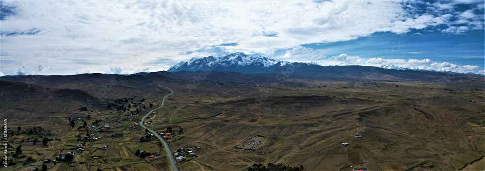 El Ancohuma (del idioma aymara: janq'u uma ‘agua blanca’) es un macizo ...
