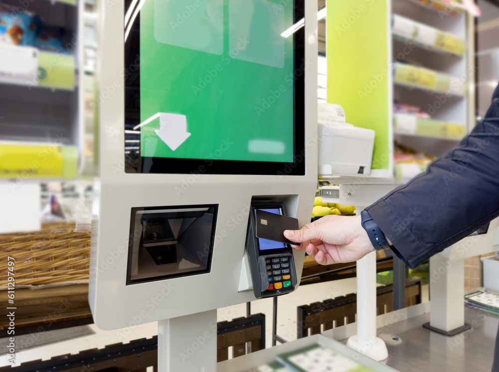 Foto de Customer pays his purchase at the supermarket,self checkout ...