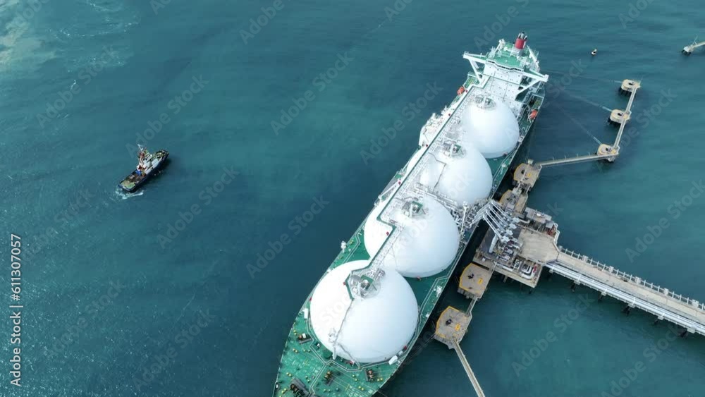 Vidéo Stock LNG (Liquified Natural Gas) tanker anchored in Gas terminal ...