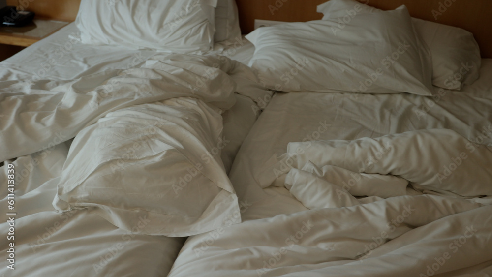 Foto de lit non fait avec des draps blancs. Lit vide non fait. Gros ...