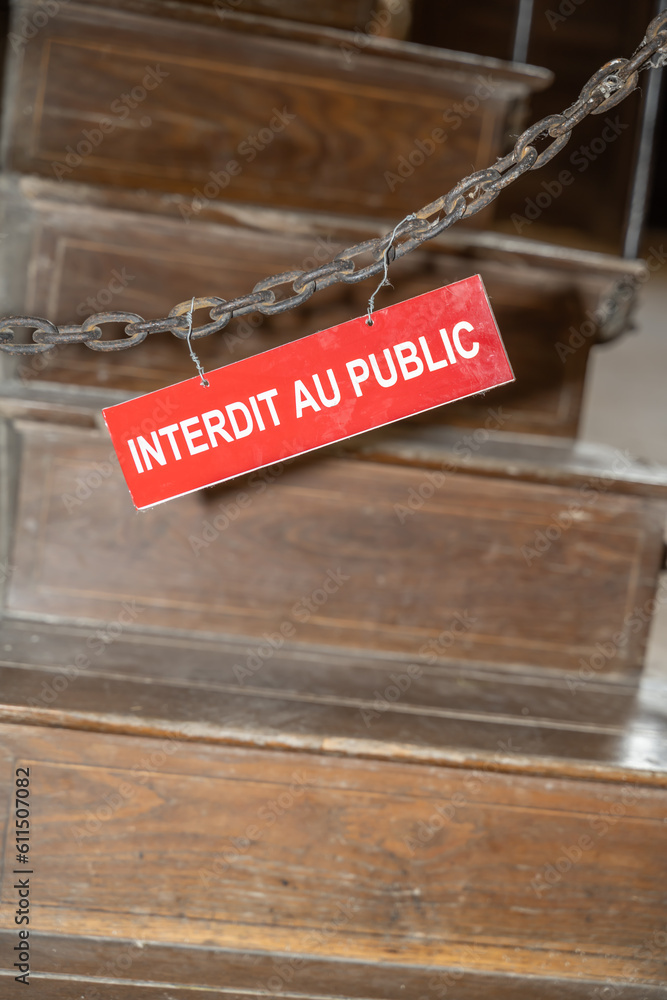 chaine interdisant le passage avec un panneau "interdit au public ...