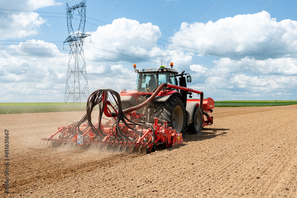 Semis de chanvre dans l'Eure. Combiné de semis, semoir 32 rangs avec ...